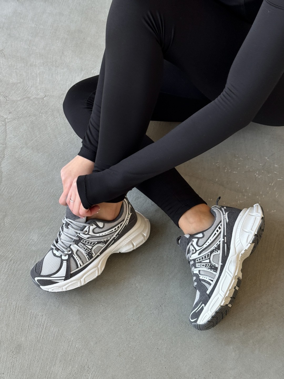 Кросівки на платформі сірі з білими вставками | LadyBoom