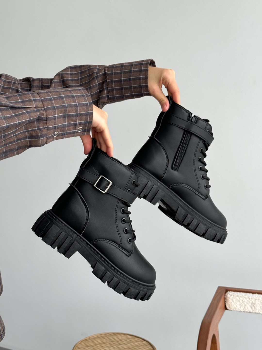 Черевики з ремінцем чорні | LadyBoom