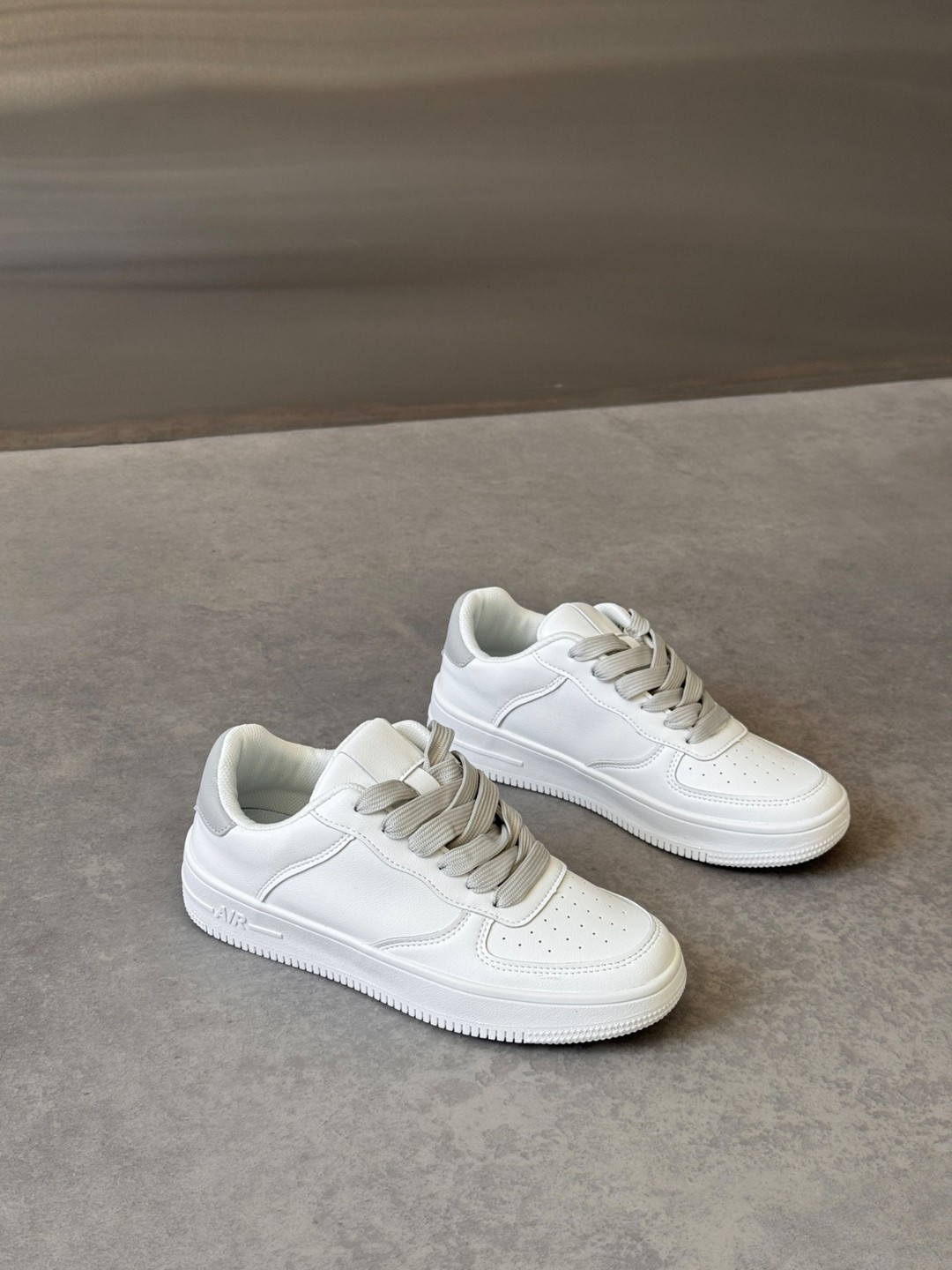 Кеди мінімалістичні білі з сірими шнурівками Ladyboom