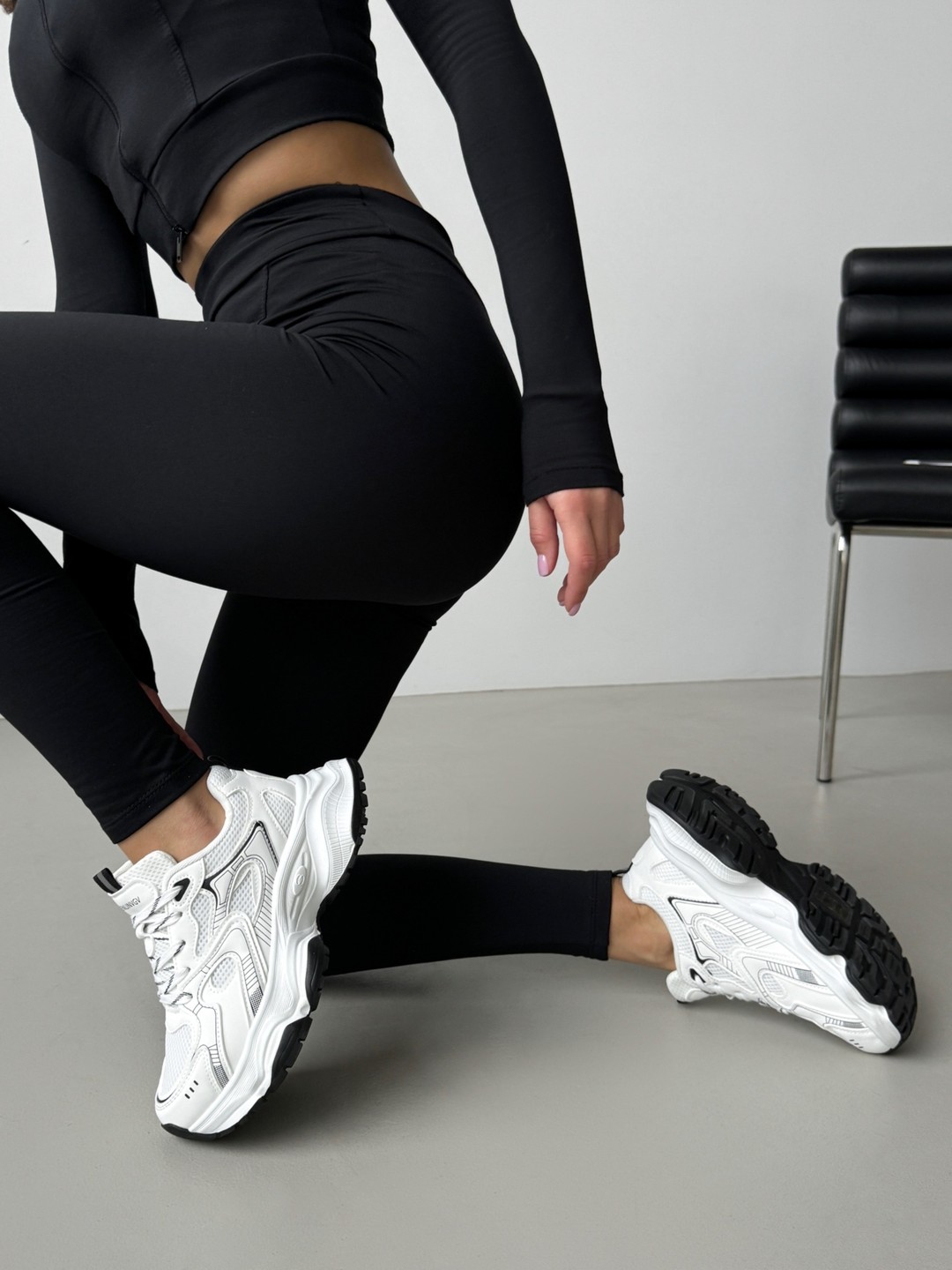 Кросівки з рельєфною підошвою білі | LadyBoom