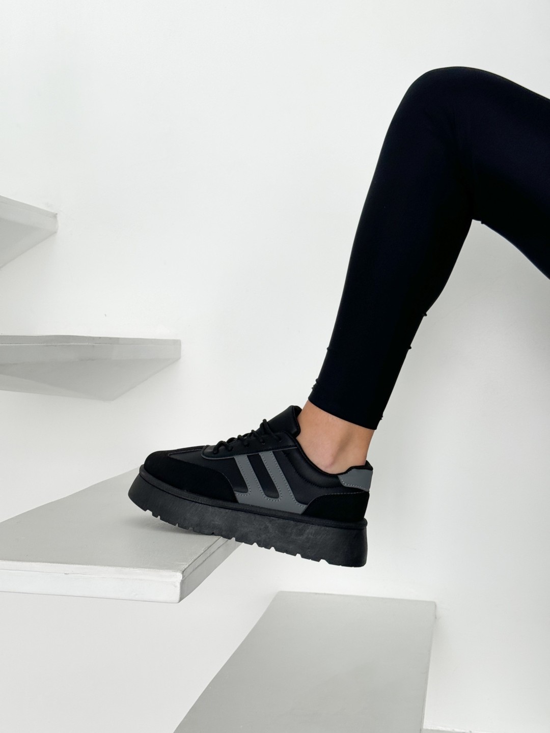 Кросівки на високій платформі чорні | LadyBoom