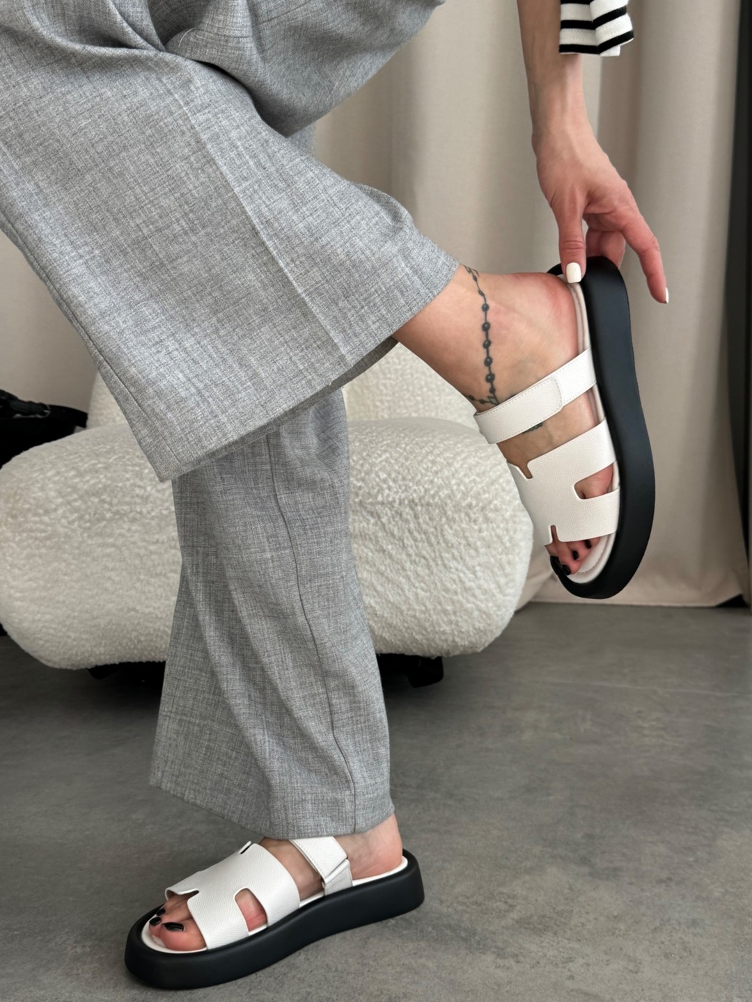 Шльопанці Kylie білі | LadyBoom