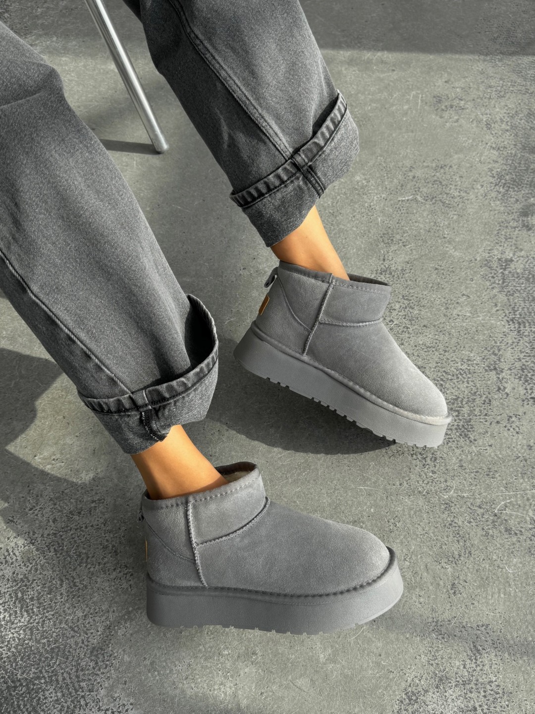 Сноубутси на платформі сірі | LadyBoom