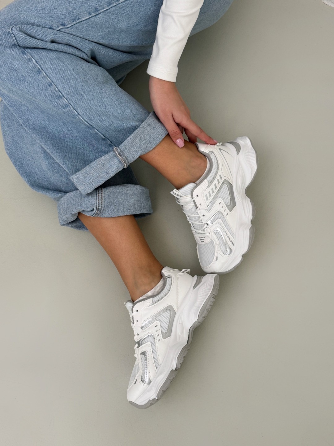 Кросівки з рельєфною підошвою білі | LadyBoom