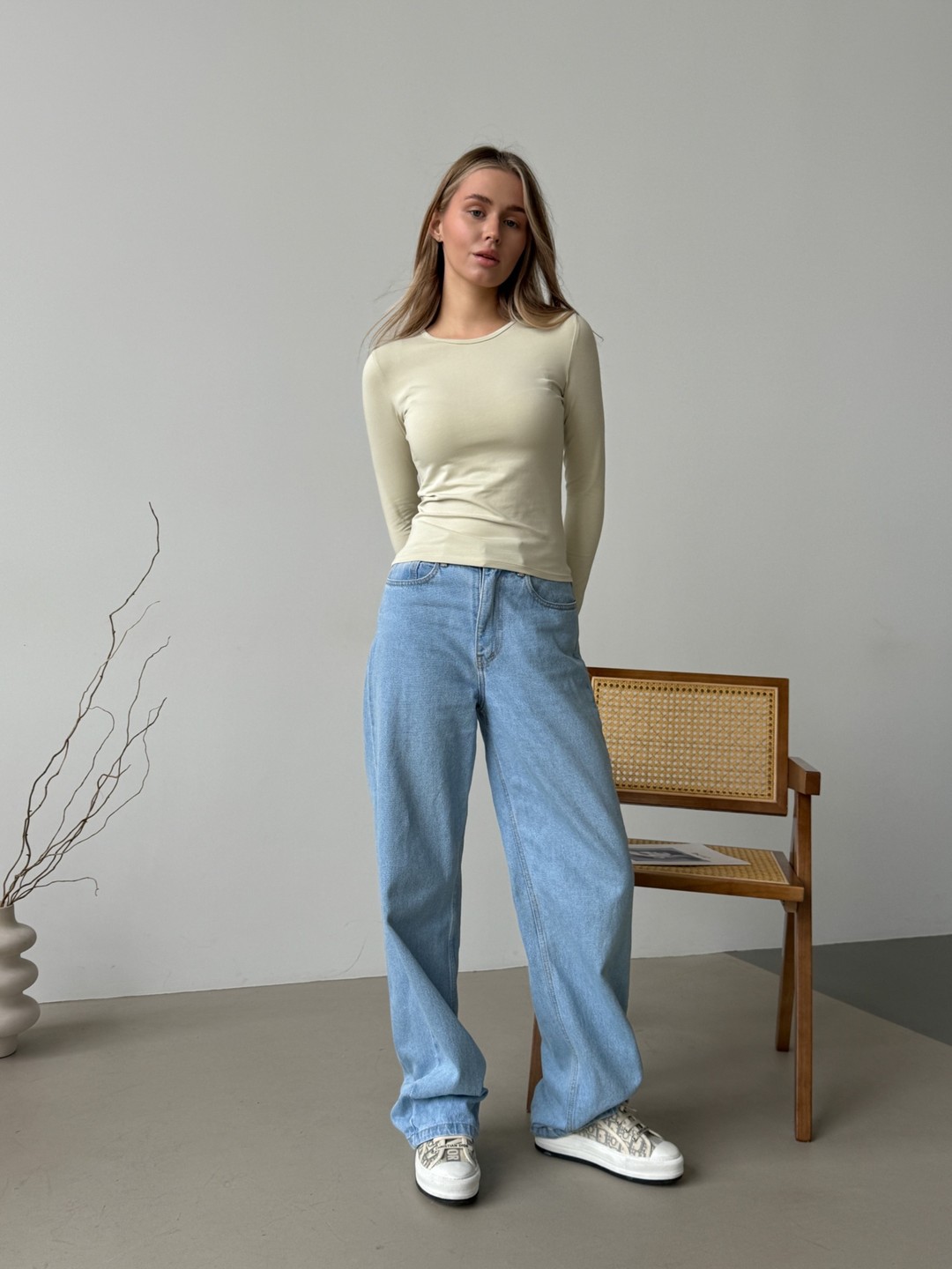 Лонгслів базовий з вирізами на пальчику молочний | LadyBoom