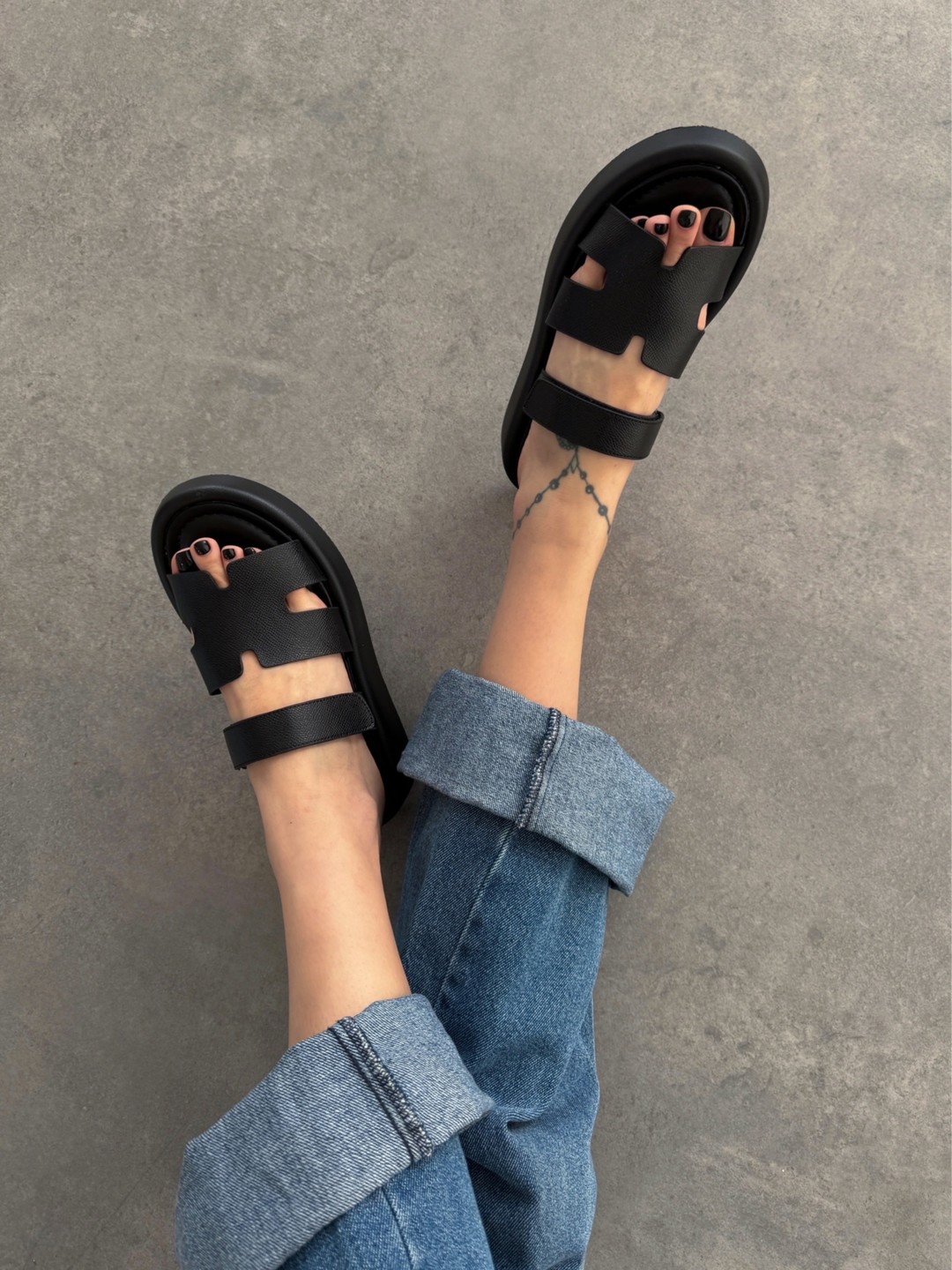 Шльопанці Kylie чорні | LadyBoom