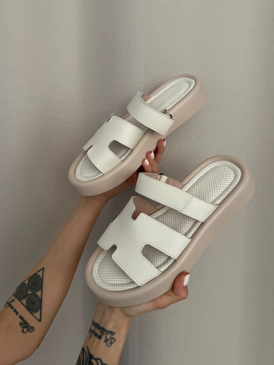 Шльопанці Kylie бежеві шкіряні | LadyBoom