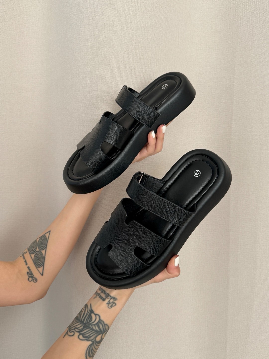 Шльопанці Kylie чорні | LadyBoom