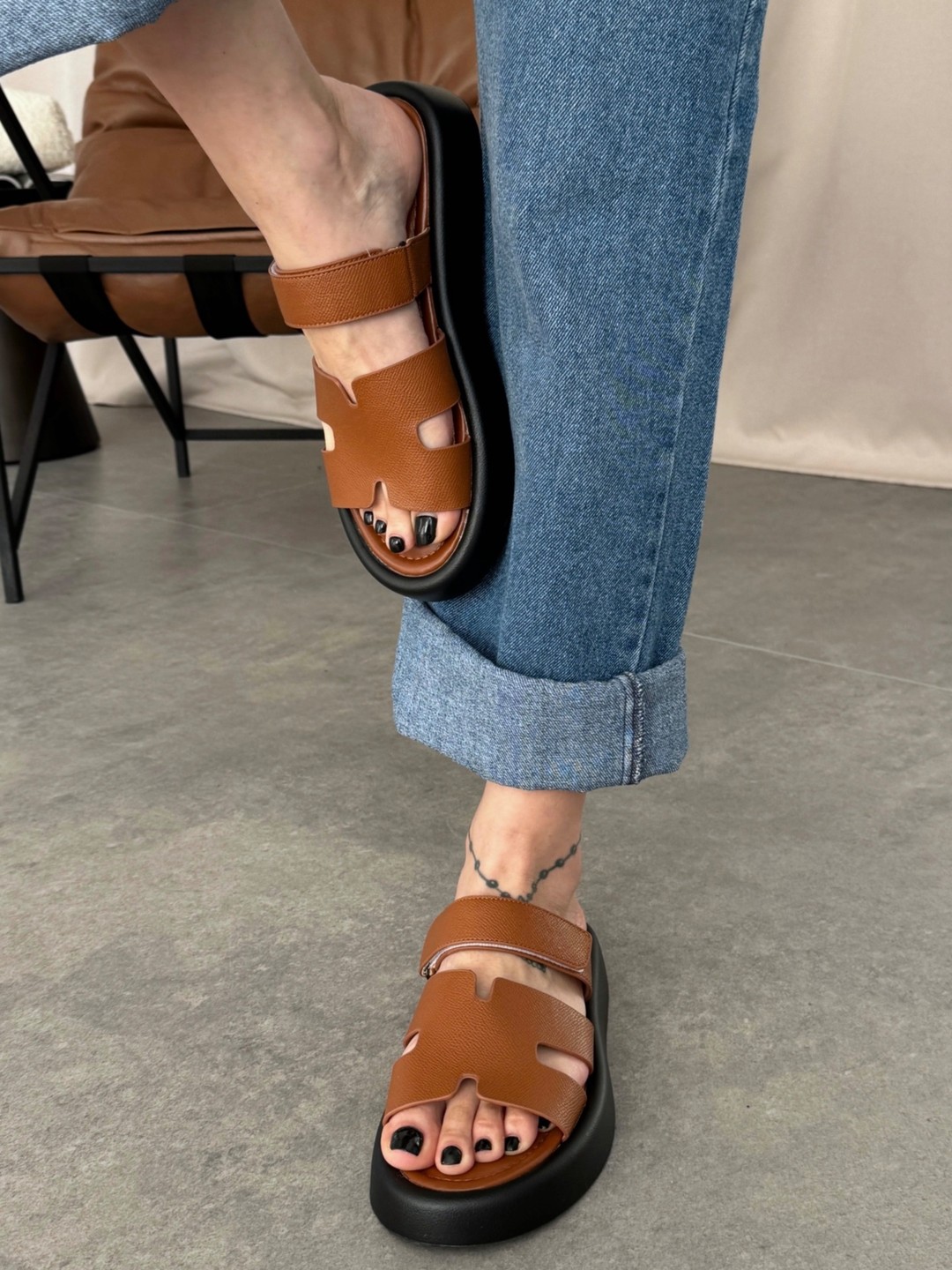 Шльопанці Kylie коричневі | LadyBoom