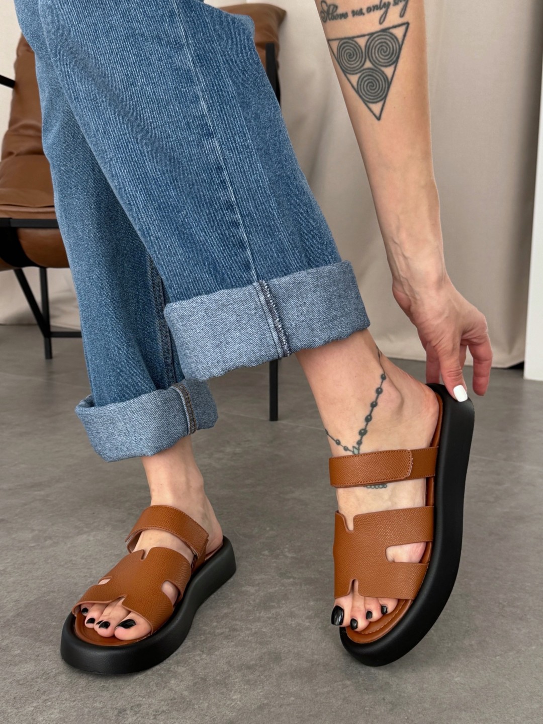 Шльопанці Kylie коричневі | LadyBoom