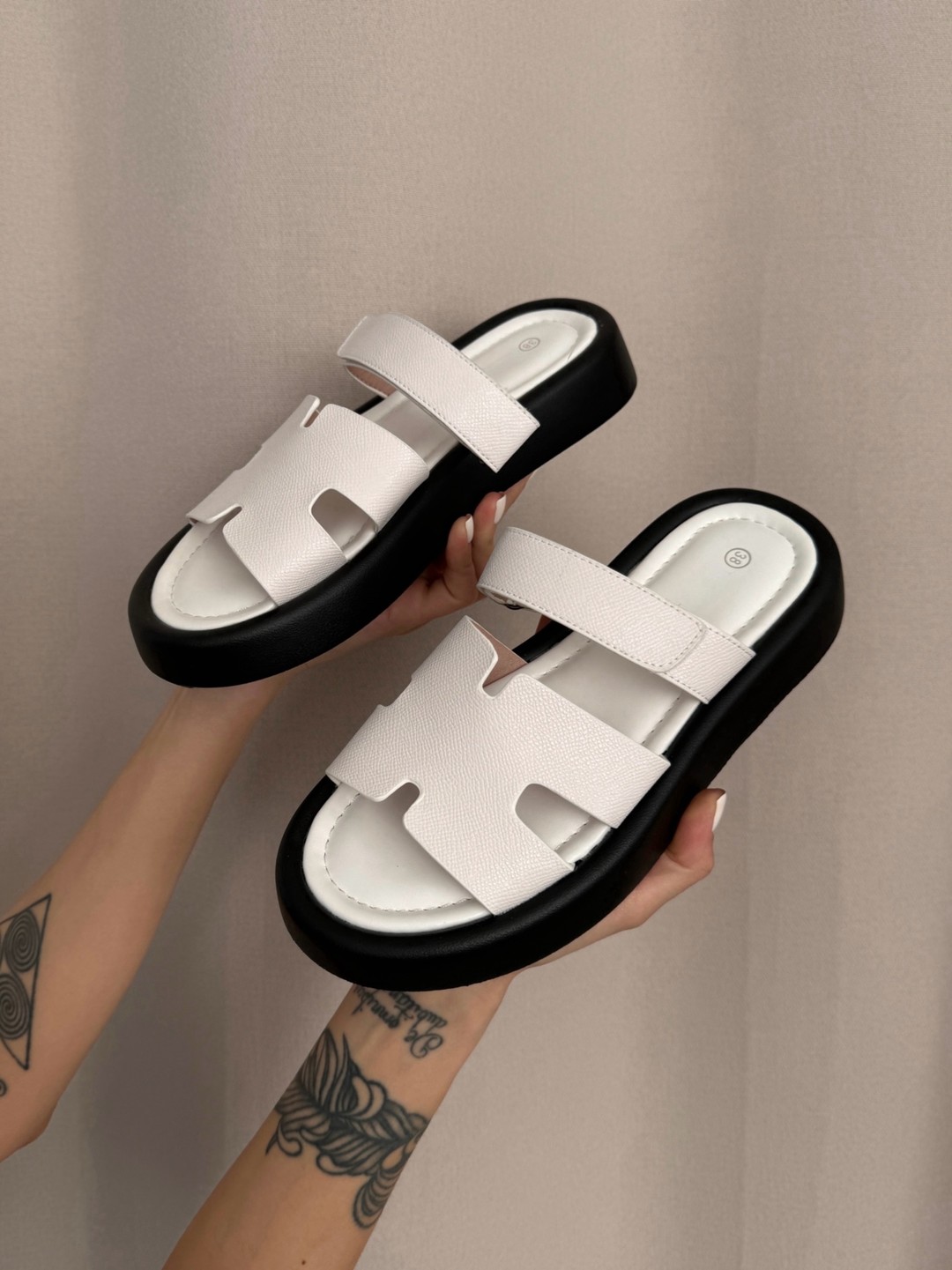 Шльопанці Kylie білі | LadyBoom