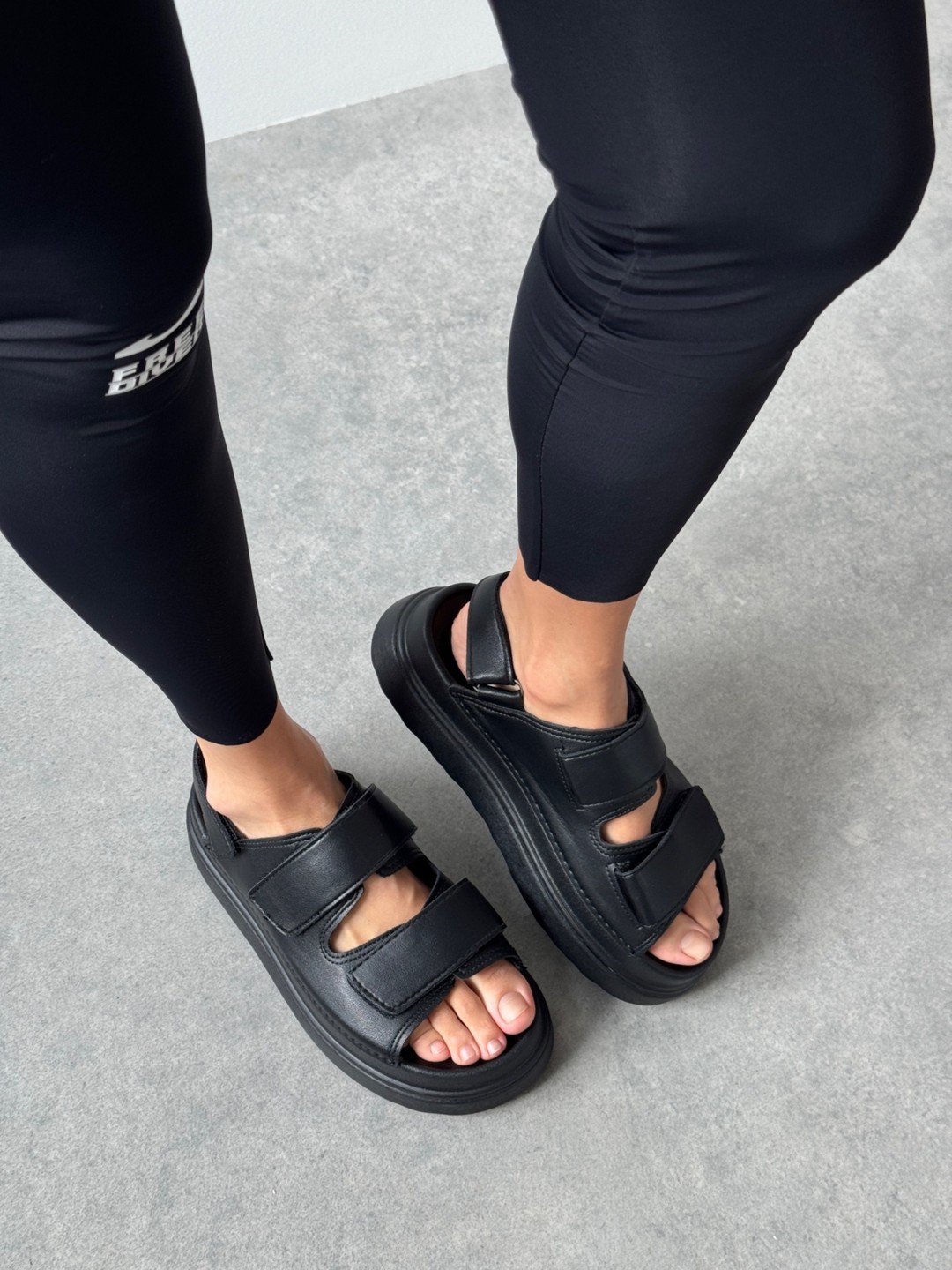 Босоніжки на липучках чорні | LadyBoom