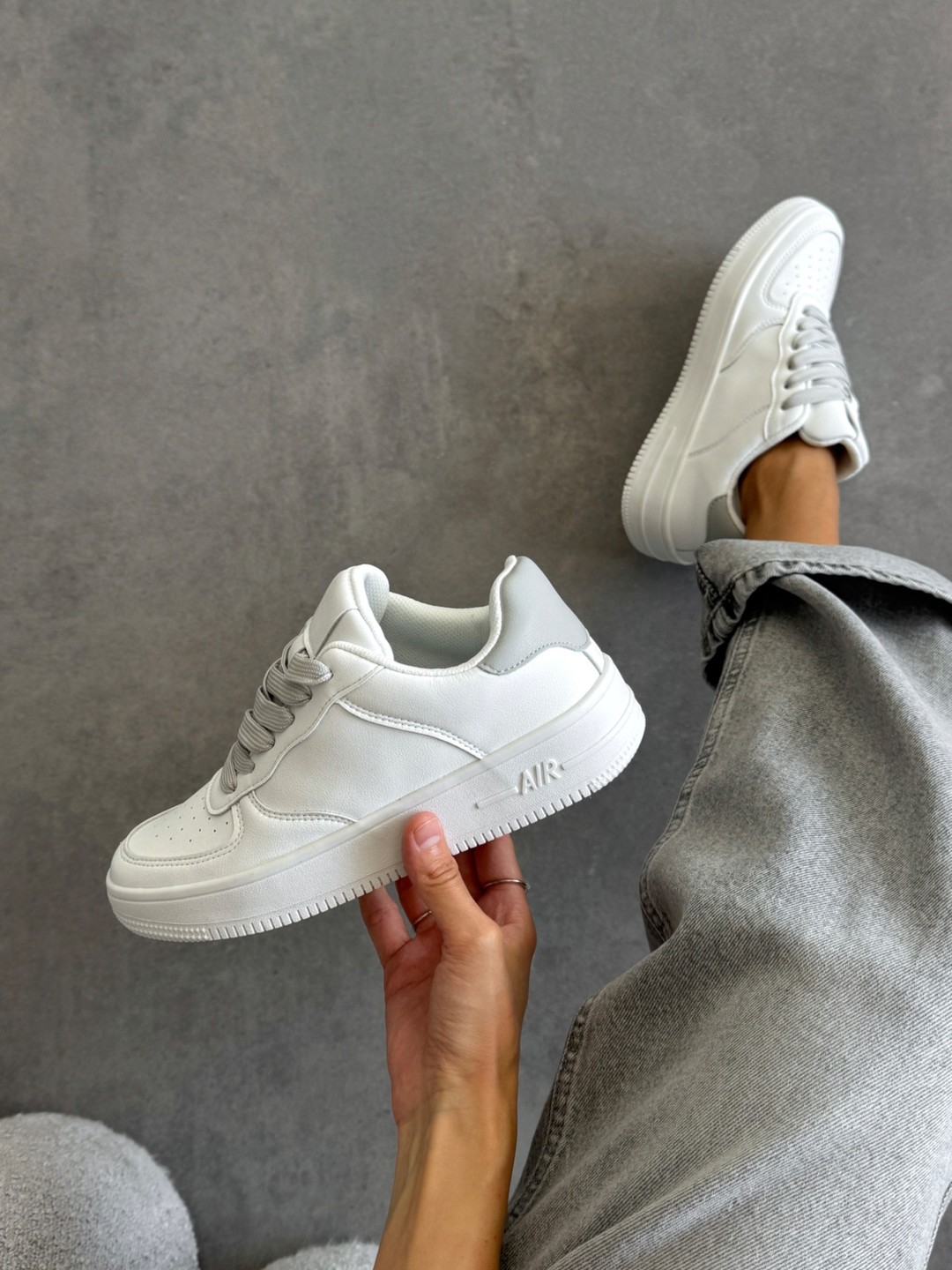 Кеди мінімалістичні білі з сірими шнурівками Ladyboom