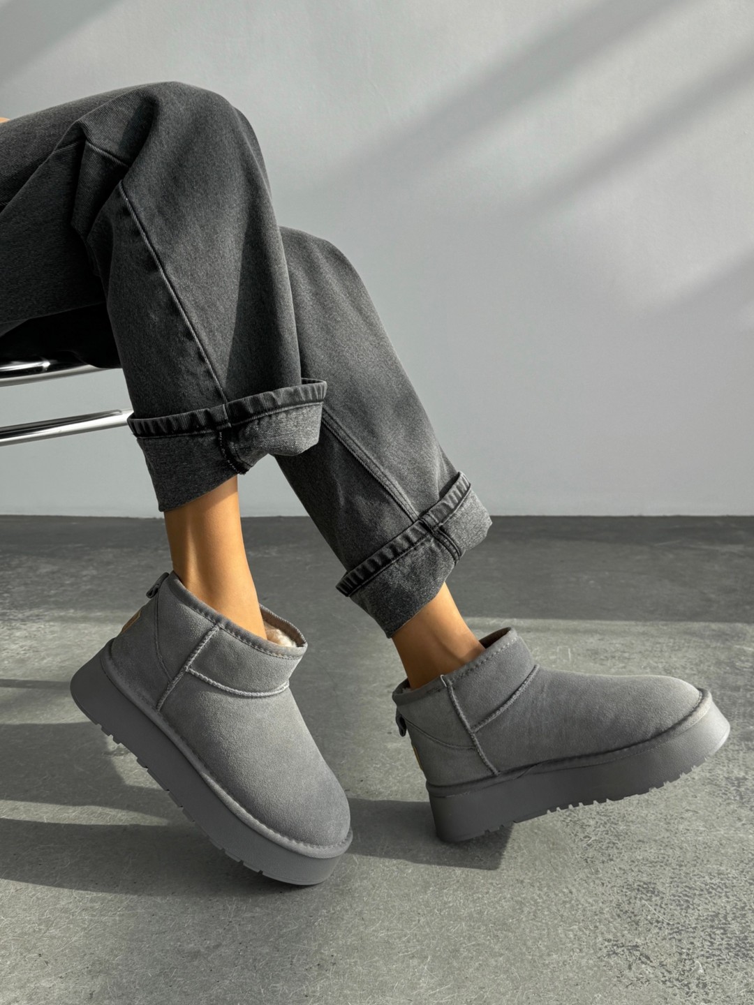 Сноубутси на платформі сірі | LadyBoom